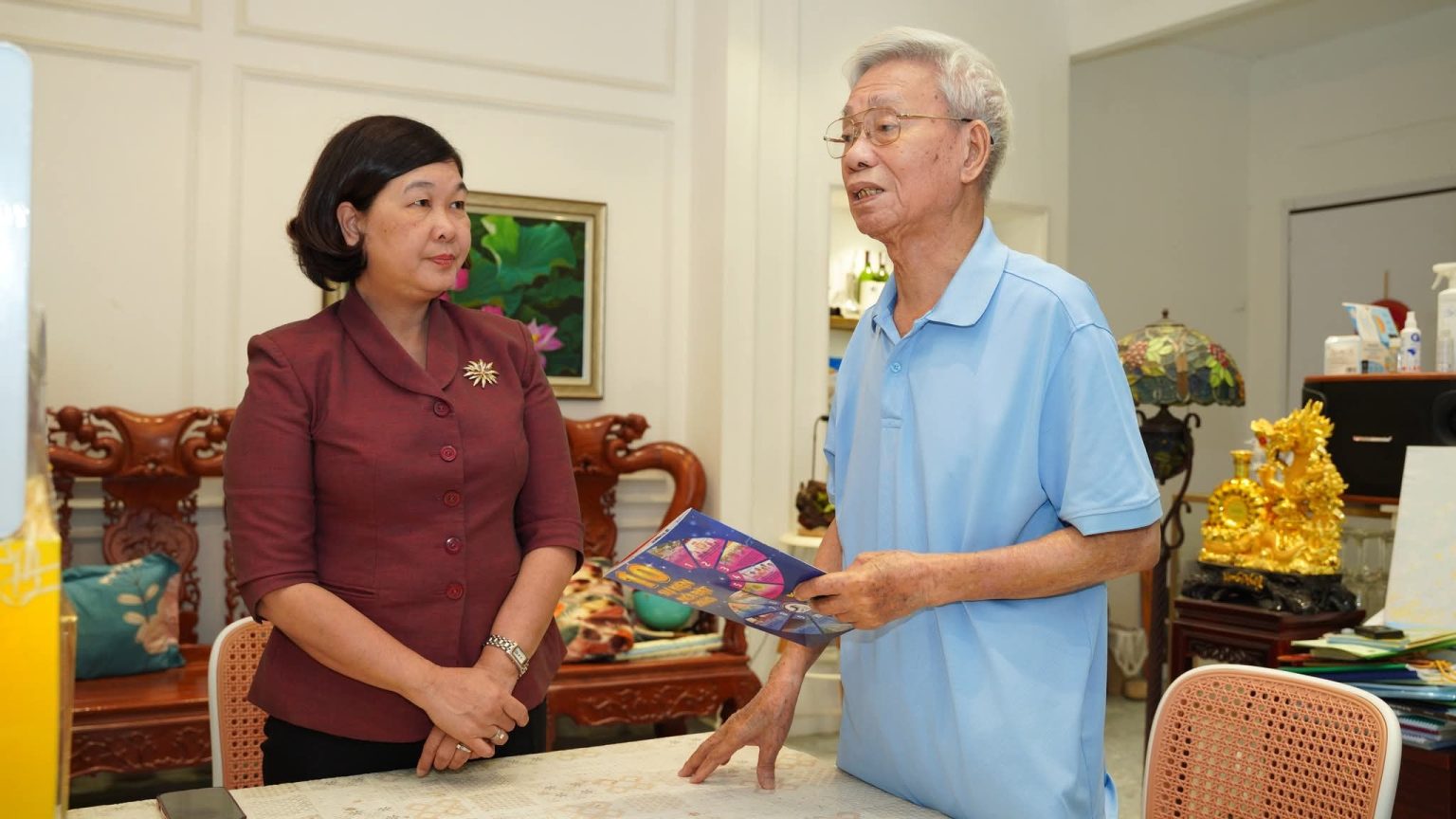 PHƯỜNG BẾN THÀNH THĂM, TẶNG QUÀ CÁC ĐỒNG CHÍ NGUYÊN LÃNH ĐẠO QUẬN 1 CŨ ...